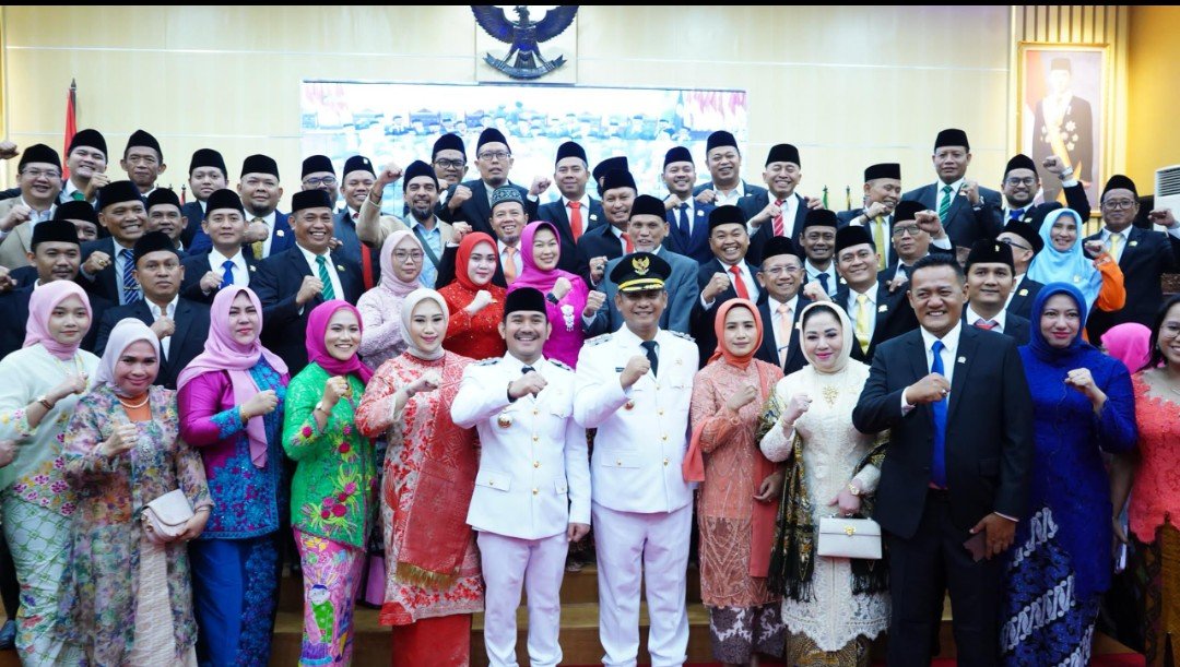 Ade Kuswara Kunang Dan Asep Surya Atmaja Resmi Dilantik Menjadi Bupati/Wakil Bupati Bekasi ...